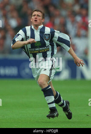 PETER BUTLER WEST BROMWICH ALBION FC 18 August 1997 Stock Photo - Alamy