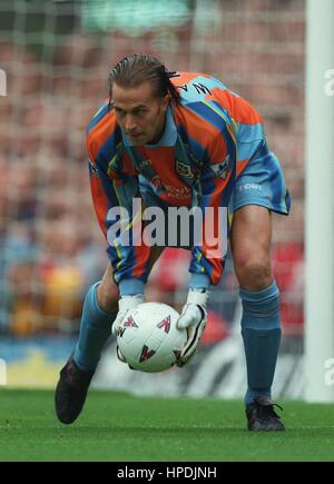 IAN WALKER TOTTENHAM HOTSPUR FC 17 April 1999 Stock Photo - Alamy