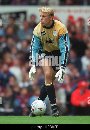 MART POOM DERBY COUNTY FC SUNDERLAND STADIUM OF LIGHT 16 September 2000 ...
