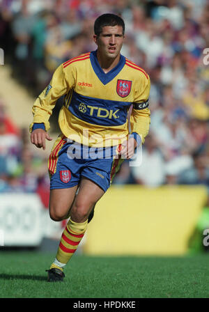 ANDY ROBERTS CRYSTAL PALACE FC 14 November 1997 Stock Photo - Alamy