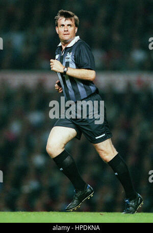 GARY WILLARD PREMIER LEAGUE REFEREE 09 November 1998 Stock Photo - Alamy