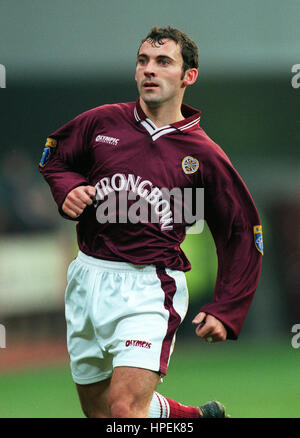 COLIN CAMERON HEARTS OF MIDLOTHIAN FC 14 August 1999 Stock Photo - Alamy