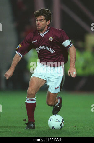 NEIL POINTON HEARTS OF MIDLOTHIAN 22 December 1997 Stock Photo - Alamy