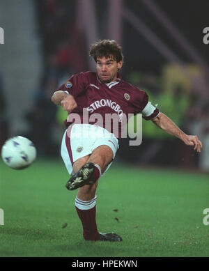 NEIL POINTON HEARTS OF MIDLOTHIAN 22 December 1997 Stock Photo - Alamy