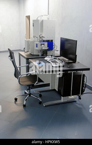 electronic microscope operator's station Stock Photo - Alamy