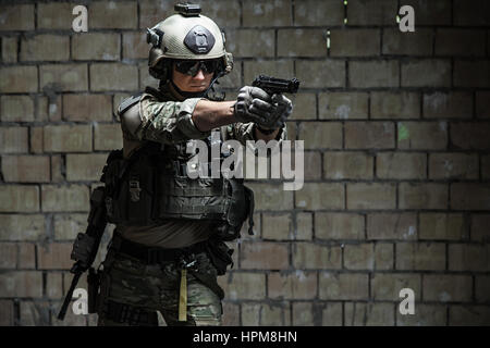 US Army Ranger aiming pistol Stock Photo - Alamy
