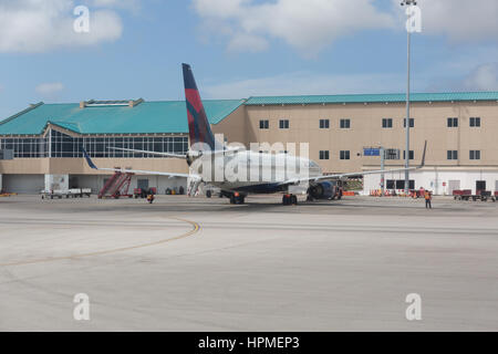 Delta Airlines plane at Aruba International airport Stock Photo - Alamy