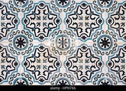 Decorative Islamic floor tiles in Sultan Muhammad Al Fati7 Mosque ...