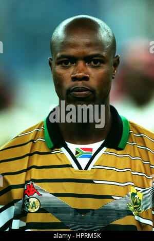 PHIL MASINGA SOUTH AFRICA & LEEDS UNITED FC 08 January 1998 Stock Photo ...