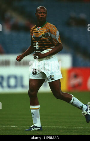 PHIL MASINGA SOUTH AFRICA & LEEDS UNITED FC 08 January 1998 Stock Photo ...