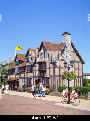 Tourists visit William Shakespeare s birthplace in the market town of ...