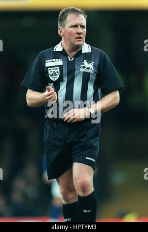 STEVE DUNN PREMIER LEAGUE REFEREE 16 January 1999 Stock Photo - Alamy