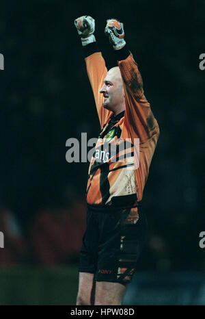 BRYAN GUNN NORWICH CITY FC 28 September 1992 Stock Photo - Alamy