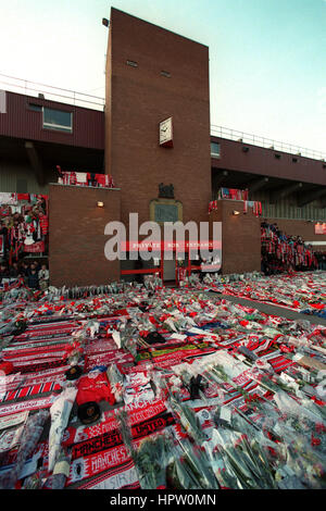 FANS PAY TRIBUTE TO SIR MATT BUSBY MANCHESTER UNITED FC 06 February ...