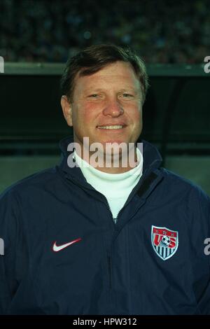 STEVE SAMPSON USA HEAD FOOTBALL COACH 19 November 1997 Stock Photo - Alamy