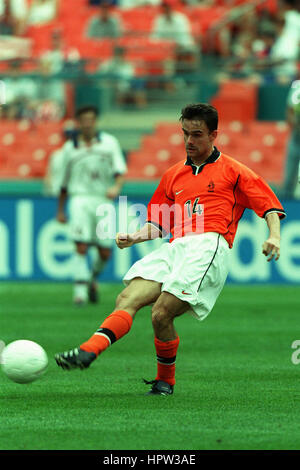 MARC OVERMARS HOLLAND & ARSENAL FC 25 June 1998 Stock Photo - Alamy