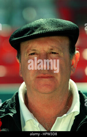 MANUEL LAPUENTE MEXICO FOOTBALL COACH 26 February 2000 Stock Photo - Alamy