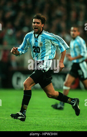 SERGIO BERTI ARGENTINA & RIVER PLATE 23 April 1998 Stock Photo - Alamy