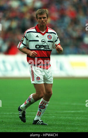 THOMAS HELMER BAYERN MUNCHEN FC 26 August 1998 Stock Photo - Alamy