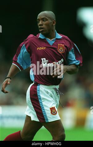 IAN WRIGHT WEST HAM UTD 26 July 1998 Stock Photo - Alamy