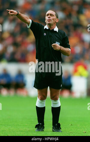 MIKE REED PREMIER LEAGUE REFEREE 03 August 1998 Stock Photo - Alamy