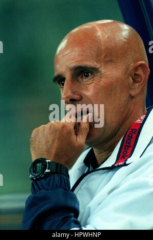 ARRIGO SACCHI ATHLETICO MADRID COACH 07 August 1998 Stock Photo - Alamy