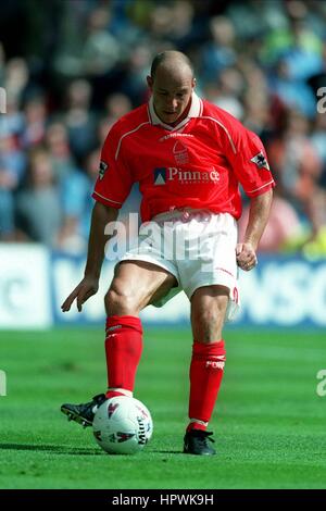 STEVE STONE NOTTINGHAM FOREST FC 25 October 1994 Stock Photo - Alamy