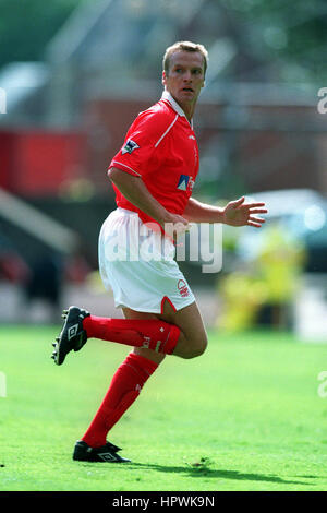 GEOFF THOMAS NOTTINGHAM FOREST FC 22 August 1998 Stock Photo - Alamy