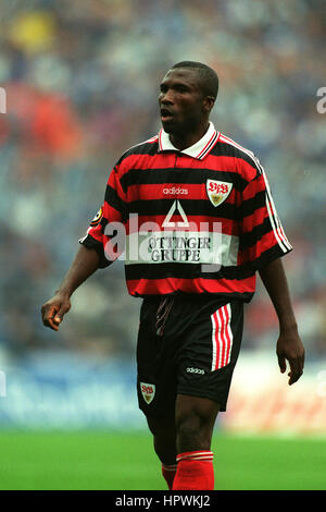 JONATHAN AKPOBORIE VFB STUTTGART 25 August 1998 Stock Photo - Alamy