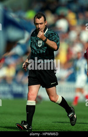WILLIE YOUNG REFEREE SCOTTISH PREM. LEAGUE 01 September 1998 Stock ...