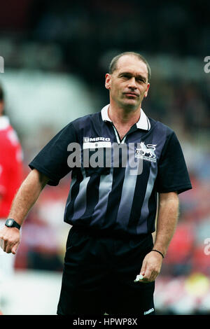 MIKE REED PREMIER LEAGUE REFEREE 03 August 1998 Stock Photo - Alamy
