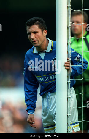 JOHN COLLINS EVERTON FC 27 September 1998 Stock Photo - Alamy