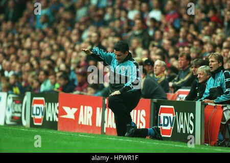 JOHN GREGORY ASTON VILLA FC MANAGER 20 May 2000 Stock Photo - Alamy