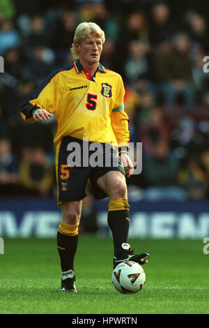 COLIN HENDRY SCOTLAND & GLASGOW RANGERS FC 17 November 1999 Stock Photo ...