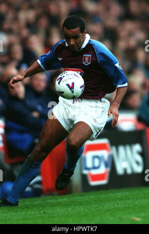 GARY CHARLES ASTON VILLA FC 22 August 1995 Stock Photo - Alamy