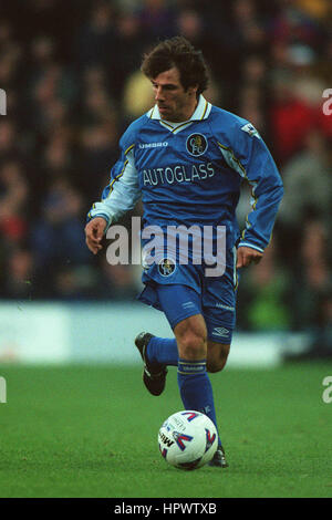 GIANFRANCO ZOLA CHELSEA FC 25 October 1998 Stock Photo - Alamy