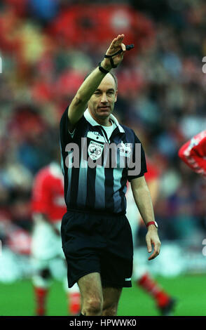 DAVID ELLERAY PREMIER LEAGUE REFEREE 25 September 1999 Stock Photo - Alamy
