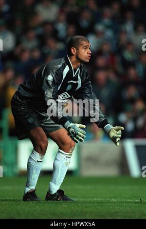 TONY WARNER GLASGOW CELTIC FC 21 November 1998 Stock Photo - Alamy
