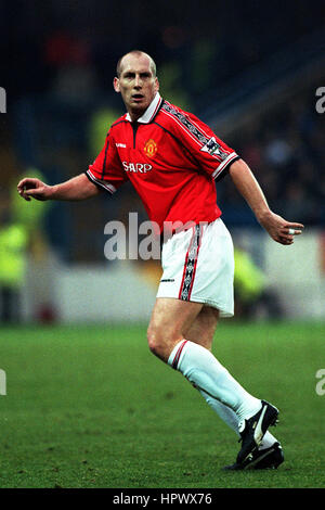 JAAP STAM MANCHESTER UNITED FC 09 August 1998 Stock Photo - Alamy