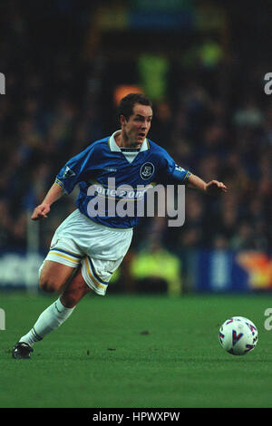 ALEX CLELAND EVERTON FC 12 December 1998 Stock Photo - Alamy