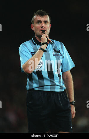 GARY WILLARD PREMIER LEAGUE REFEREE 09 November 1998 Stock Photo - Alamy