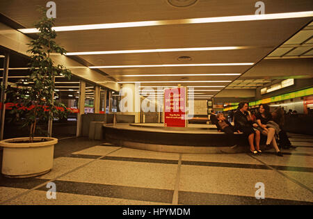 CROMWELL ROAD AIR TERMINAL, LONDON, 1972 Stock Photo - Alamy
