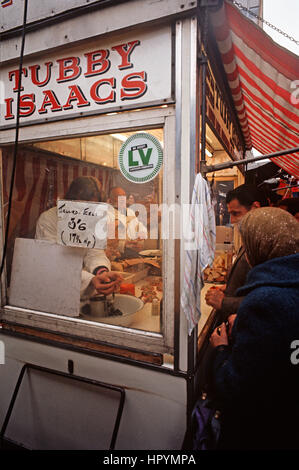 Tubby Isaac's jellied eel stall, Aldgate, London, UK Stock Photo - Alamy