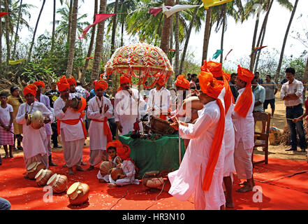 Siridao Beach, Goa, India. 26th February, 2017. Troupe of boys perform ...
