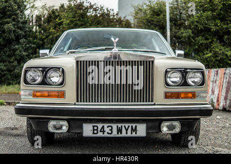 Rolls Royce Camargue in beige Stock Photo - Alamy