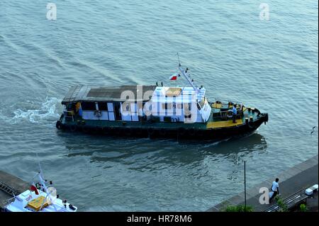 Pilot boat Al Toofan in Dubai Stock Photo - Alamy