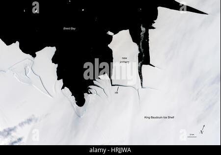 Iceberg calves off King Baudouin Ice Shelf Stock Photo - Alamy