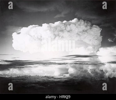 ENIWETOK ATOLL ATOMIC BOMB TEST - OPERATION IVY-MIKE 1952. Photo US ...