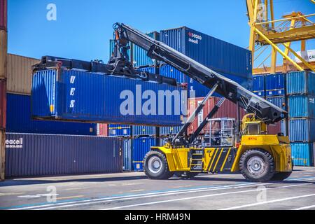 reach stacker lifting containers in a dock Stock Photo - Alamy