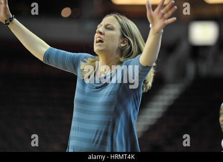 Southern California head coach Lindsay Gottlieb gestures during the ...